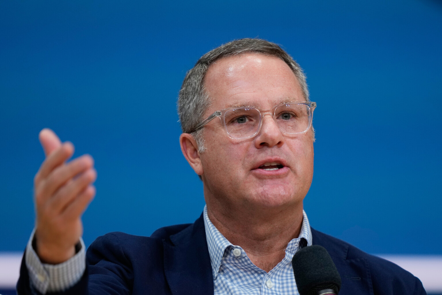 Walmart CEO Doug McMillon to retire in January - WAKA 8