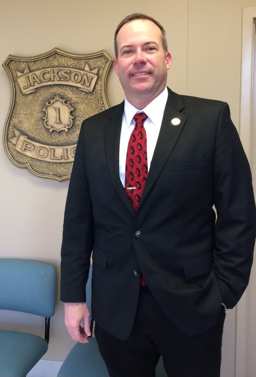 Longtime Jackson policeman honored for 25 years of service - WBBJ TV