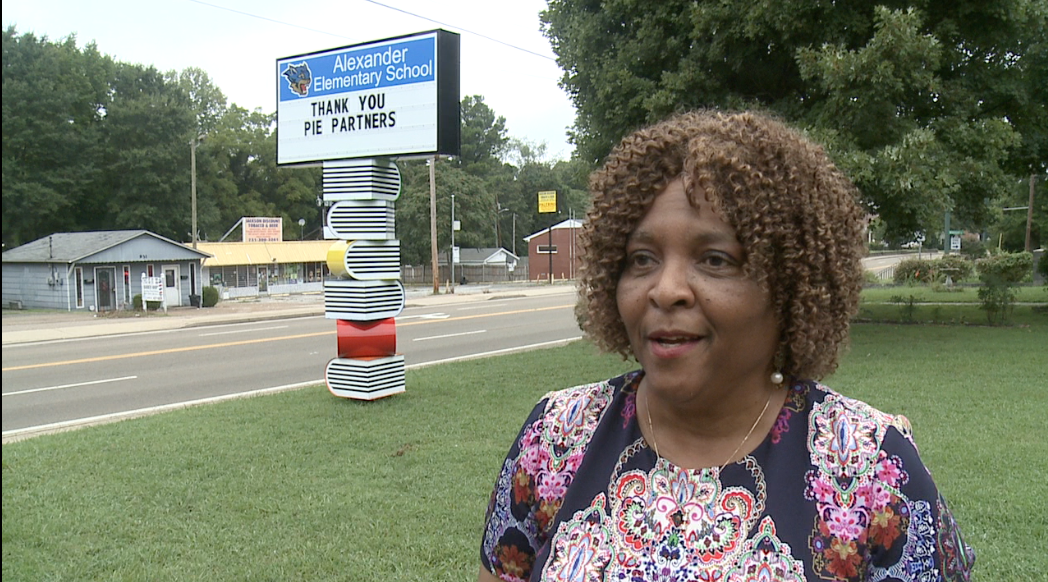 Alexander Elementary unveils new school sign - WBBJ TV