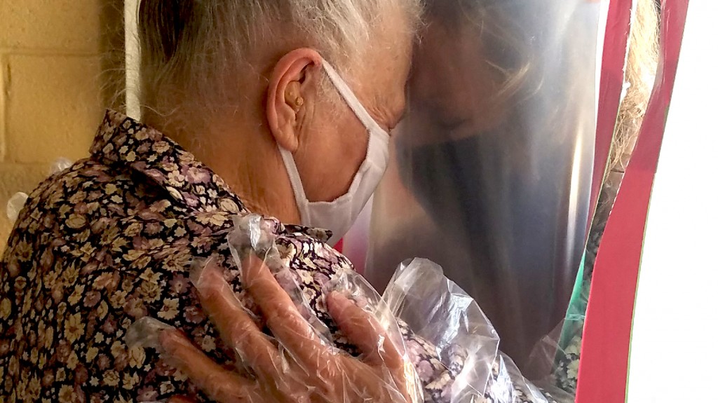 hugging-booth - WBBJ TV