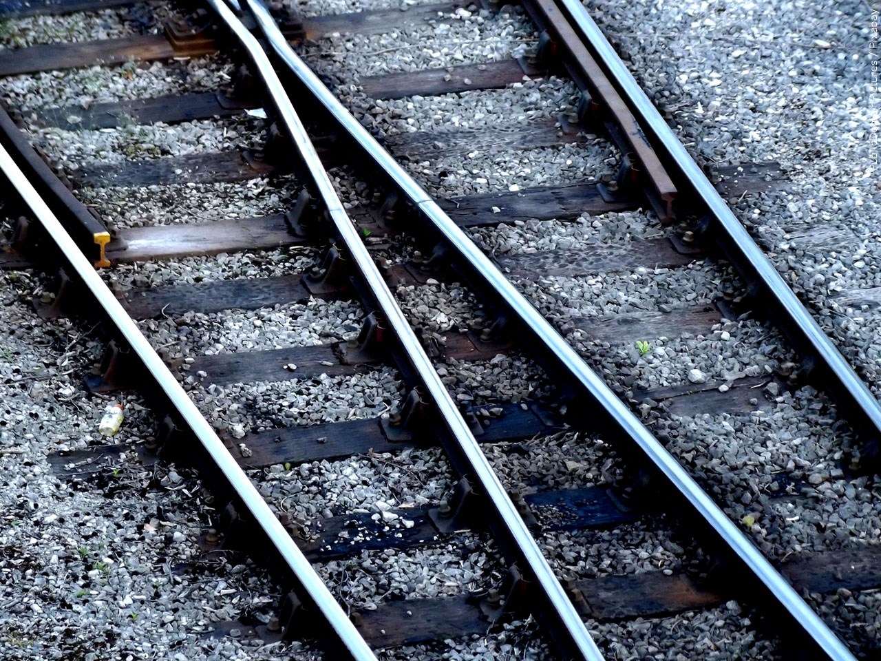 Train derails in suburban Atlanta, blocking streets - WBBJ TV