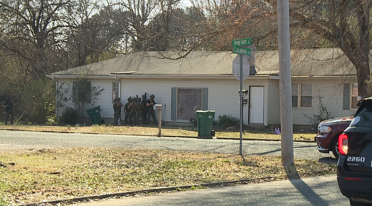 Jackson police surround home in east Jackson - WBBJ TV