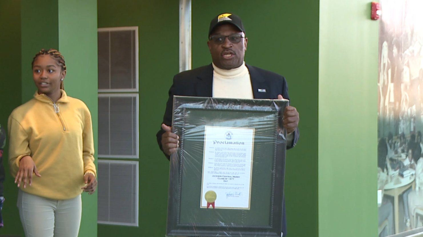 Jackson Central-Merry's Class of 1977 gets a tour - WBBJ TV