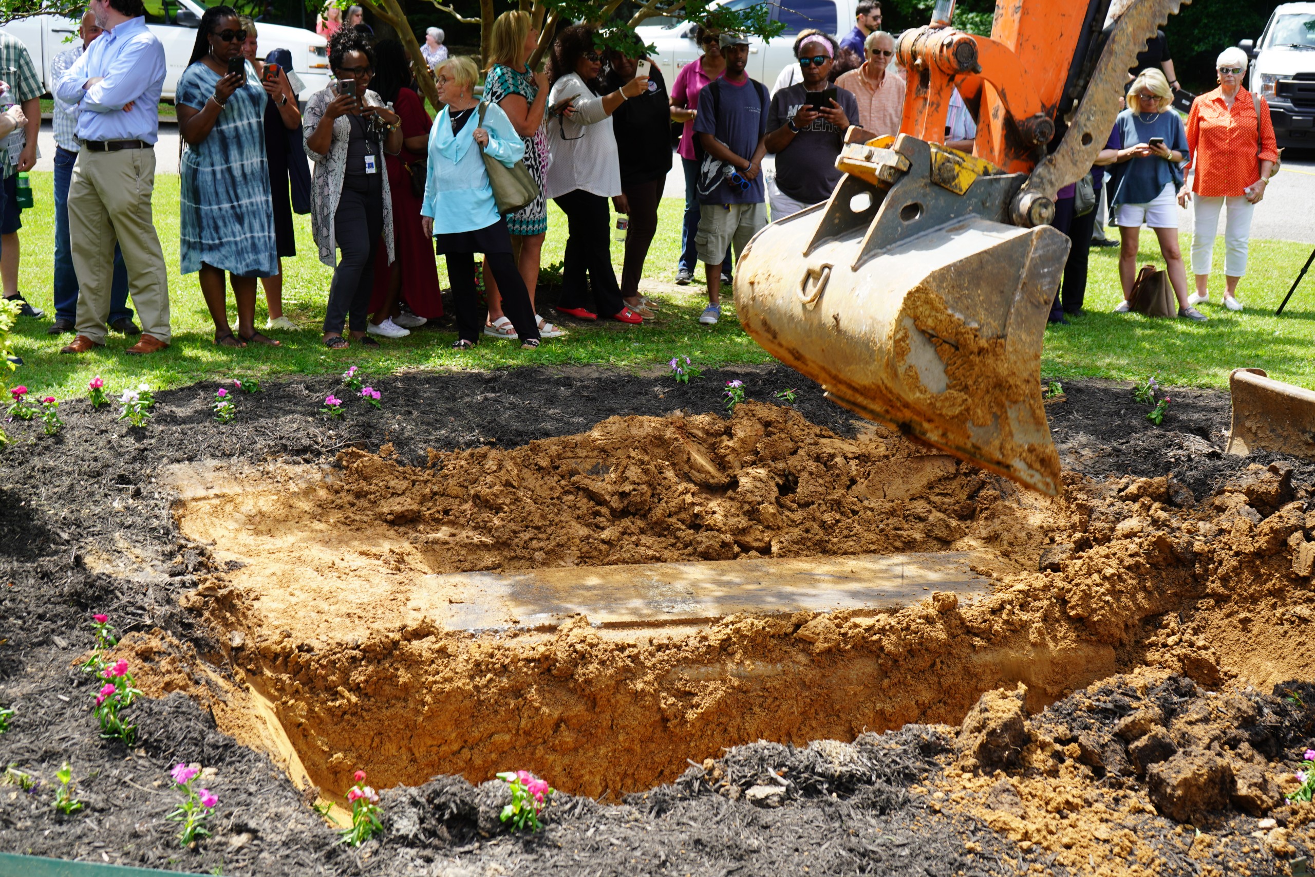 1972 Time capsule opened - WBBJ TV