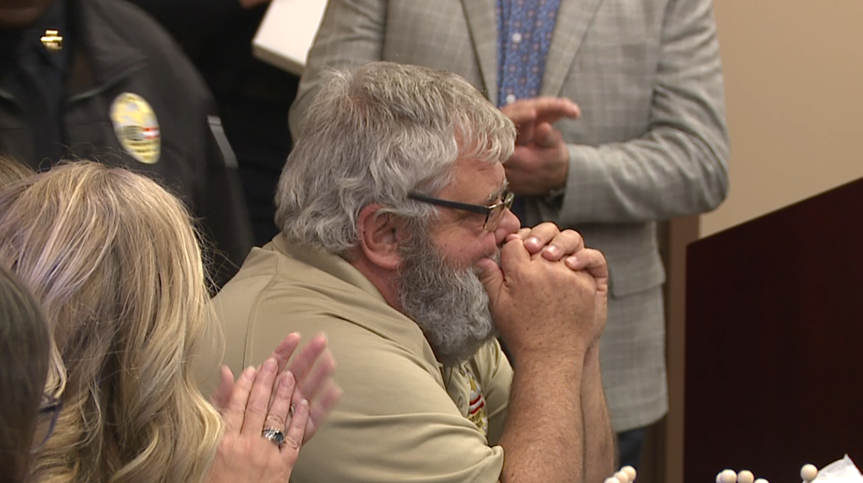 Lexington police chief retires after 32 years of service - WBBJ TV