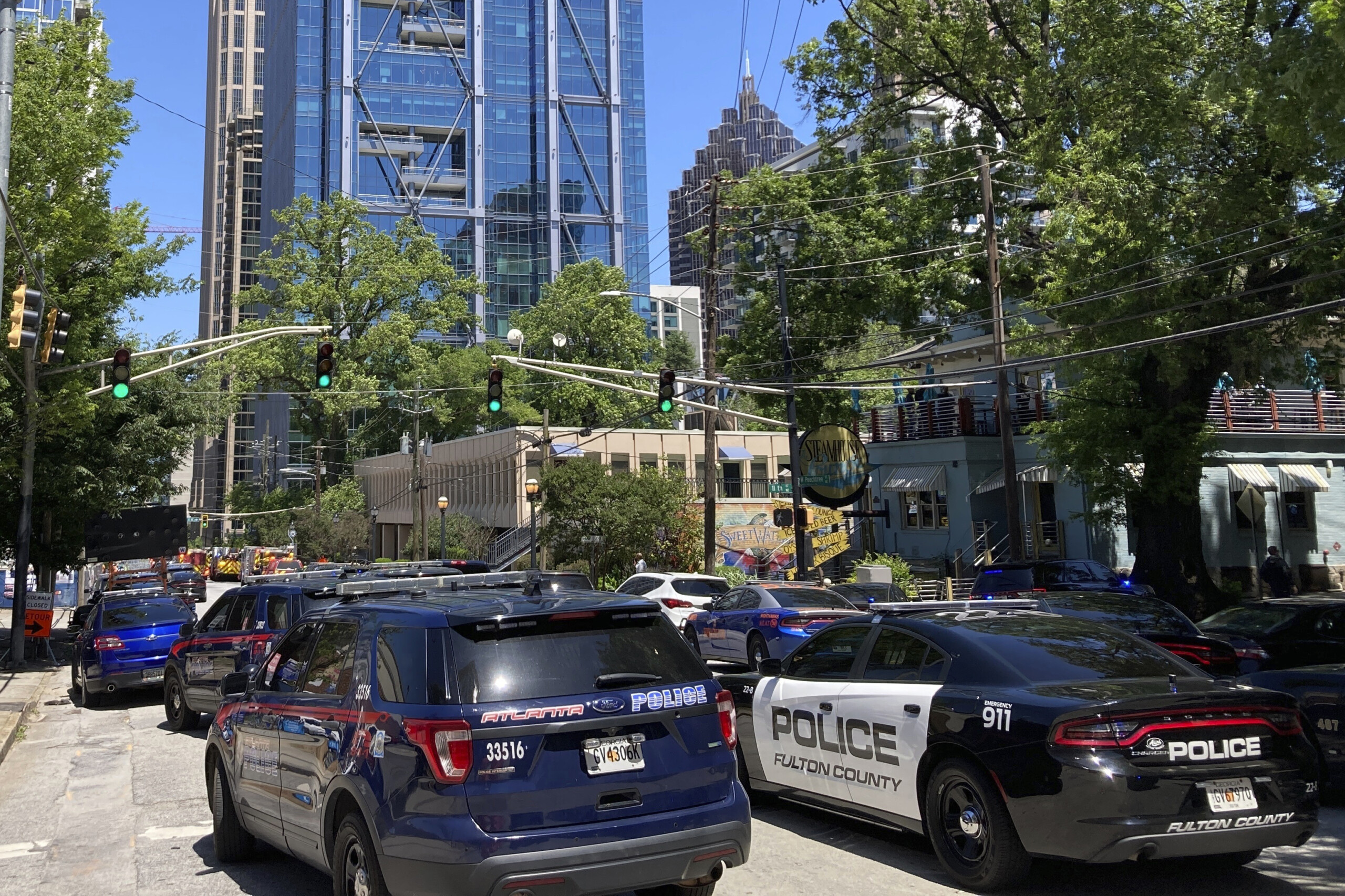 Shooting inside Atlanta building leaves 1 dead, 3 injured - WBBJ TV