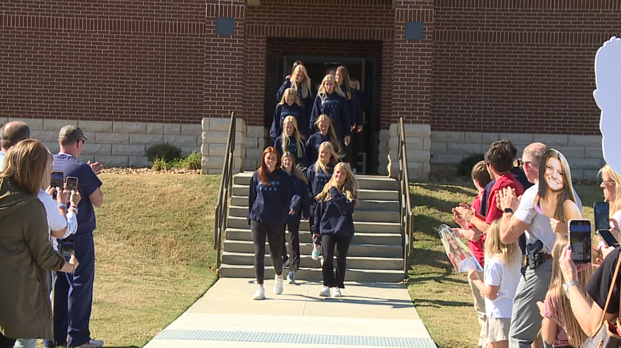 USJ team gets send off from community - WBBJ TV