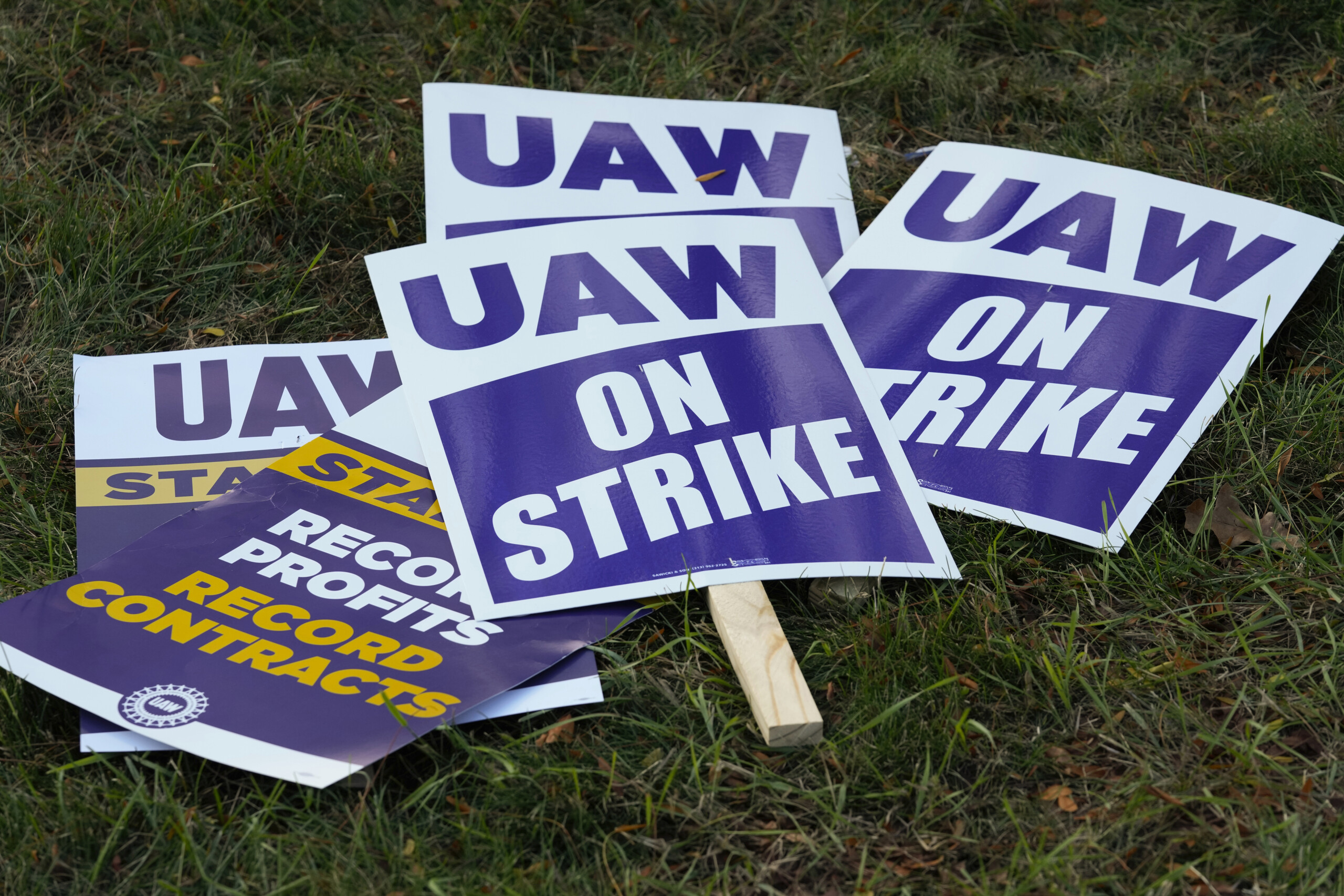 UAW and Stellantis reach tentative contract deal as union adds strike ...