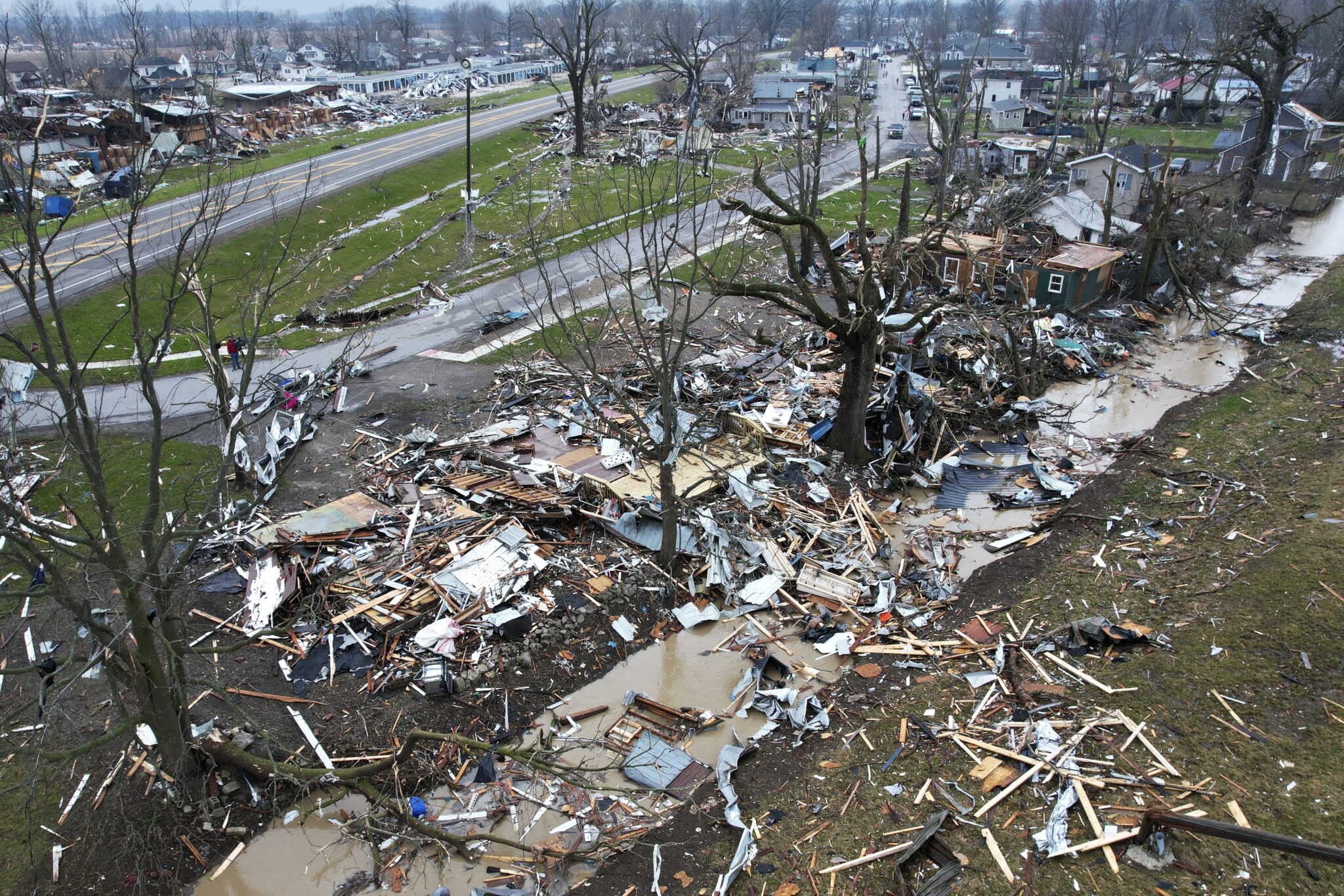 Tornadoes have left a trail of destruction in the central US. At least 3 are dead in Ohio - WBBJ TV