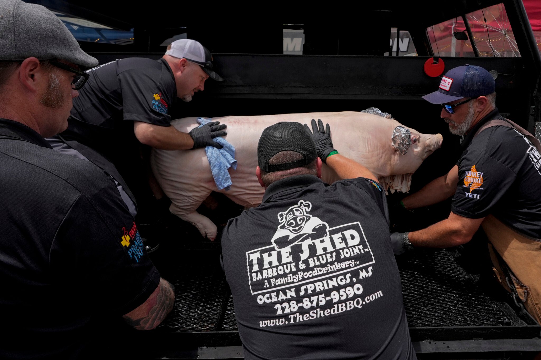 At Memphis BBQ contest, pitmasters sweat through the smoke to be best ...