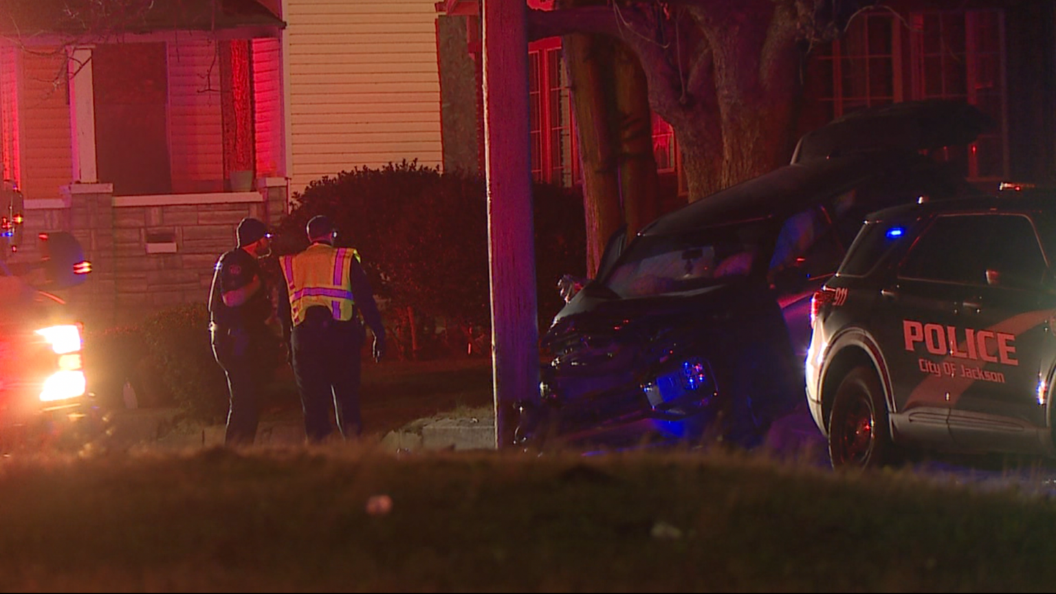 Police block off road following South Royal Street wreck - WBBJ TV