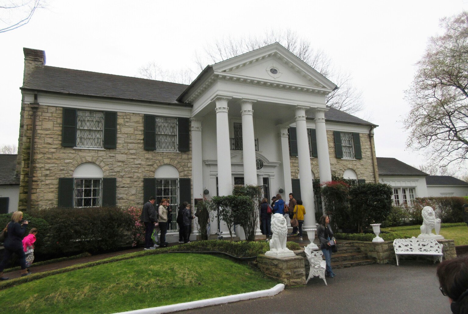 Woman to change not guilty plea in plot to sell Graceland in a ...