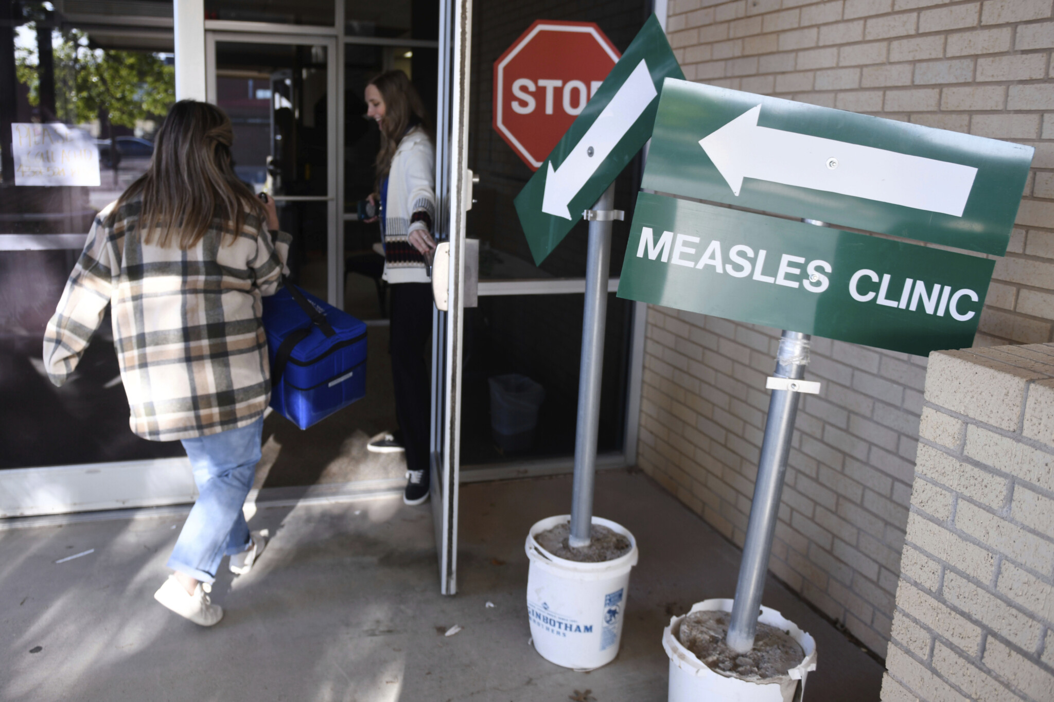 The US has more than 900 measles cases and 10 states have outbreaks ...