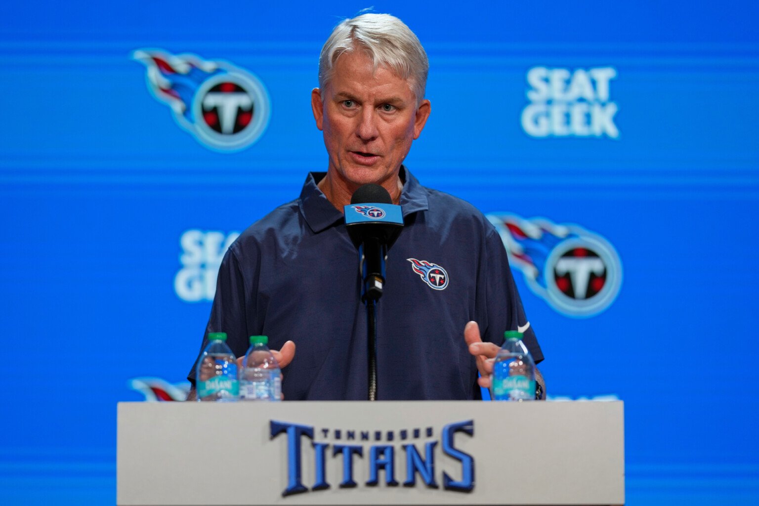 Mike McCoy leaning on years of NFL experience as the Titans' interim ...