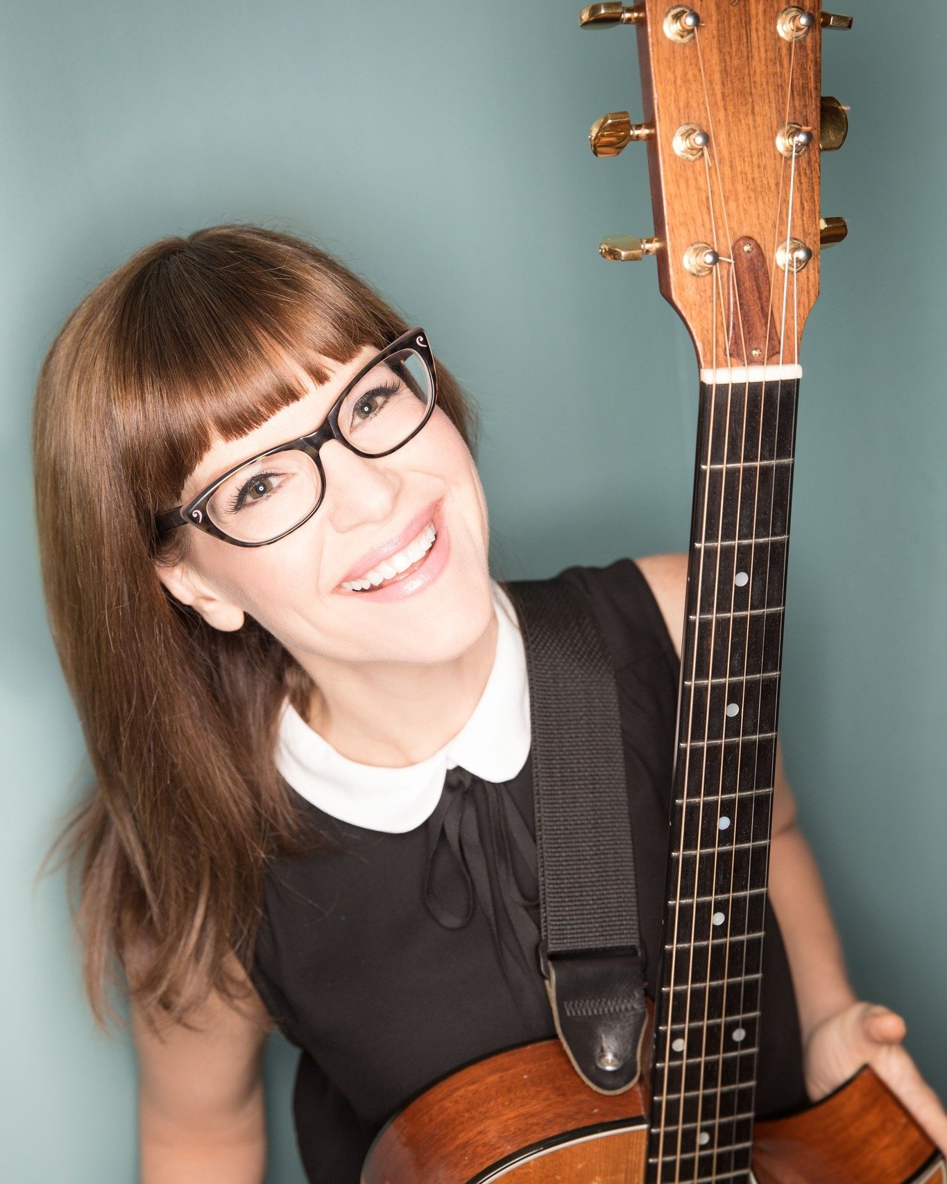 Grammy-winning singer-songwriter Lisa Loeb performing in Huntingdon ...