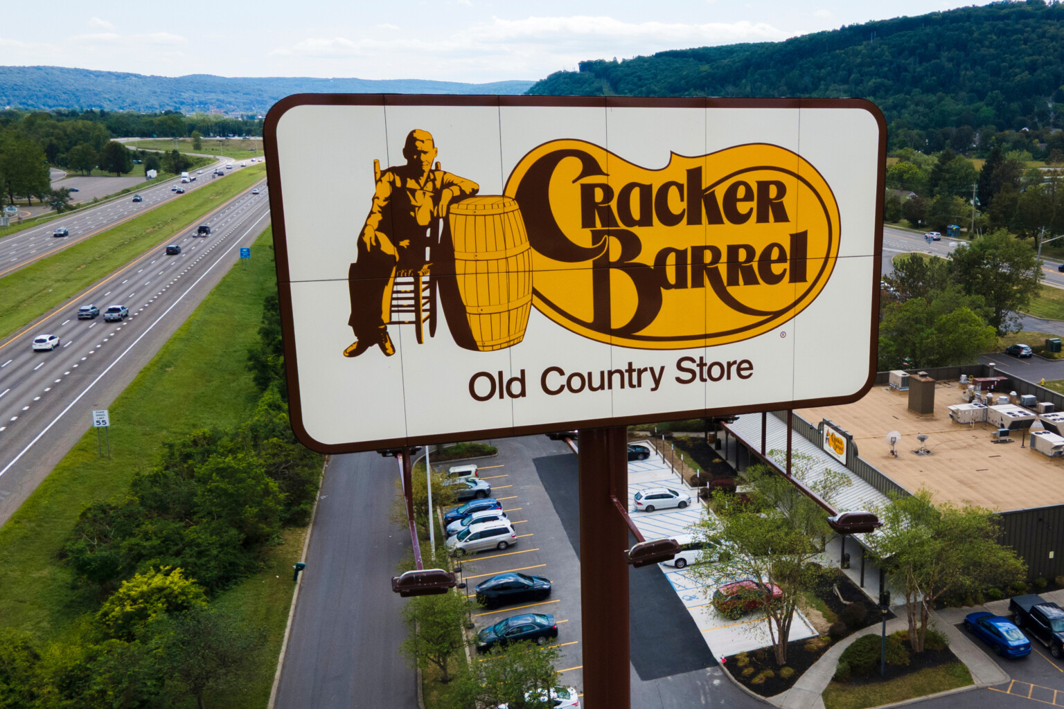 Cracker Barrel shareholders vote to keep CEO despite logo debacle - WBBJ TV