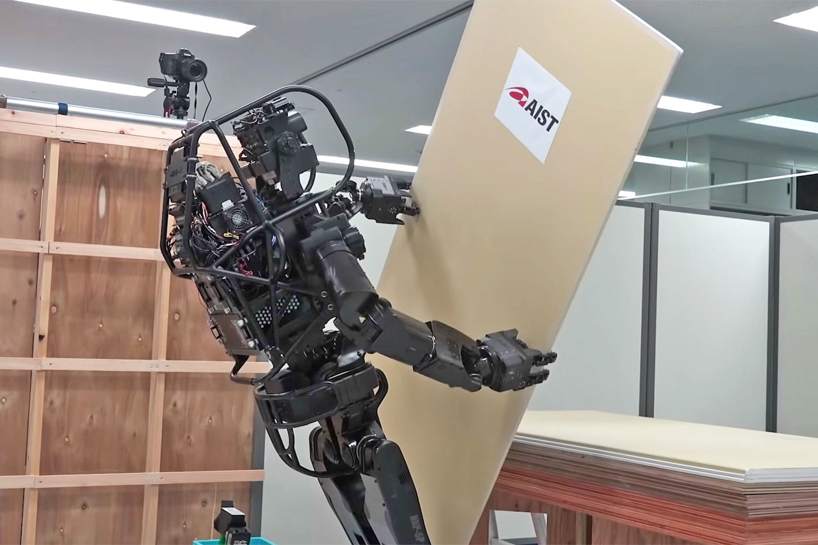 Watch As Humanoid Robot Hangs Drywall - WCCB Charlotte