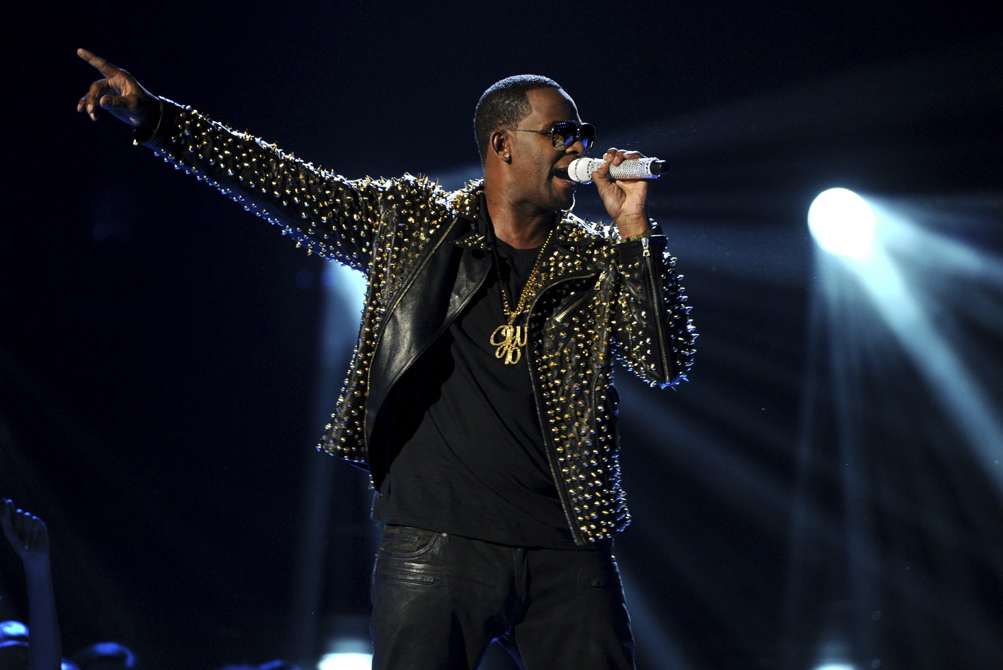 Chicago Police: Singer R. Kelly Arrested At Precinct - WCCB Charlotte's CW