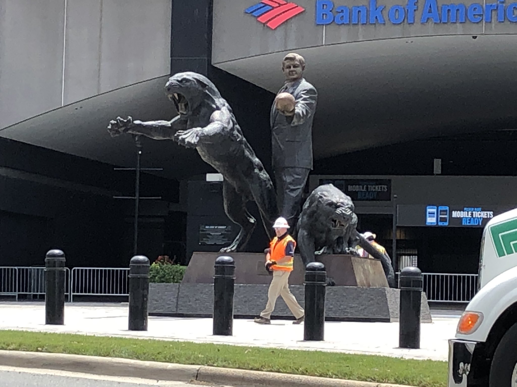 Jerry Richardson Statue - WCCB Charlotte