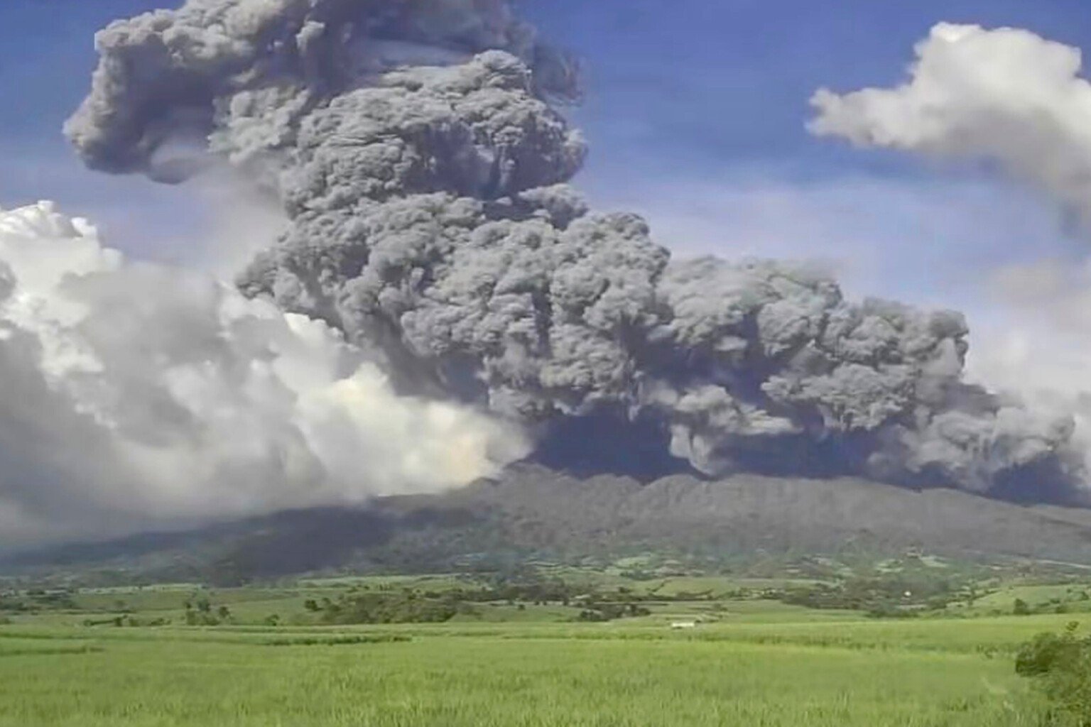 Mass evacuation of Philippine villages after a major volcanic eruption ...
