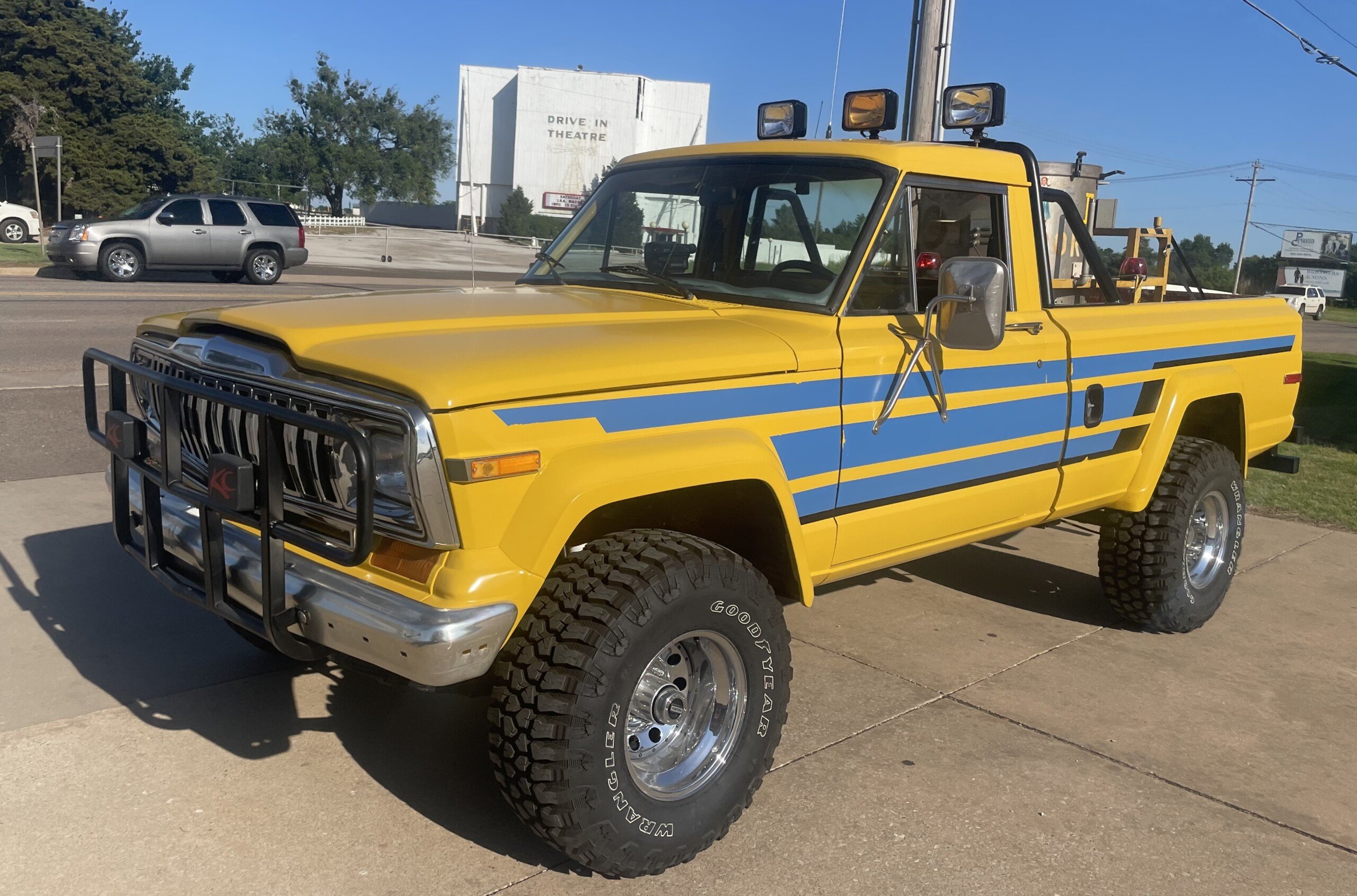 1984 screen-used Jeep J-10 Honcho pickup truck from Twister __ 2 - WCCB ... 1984 screen-used Jeep J-10 Honcho pickup truck from Twister __ 2 - WCCB ...