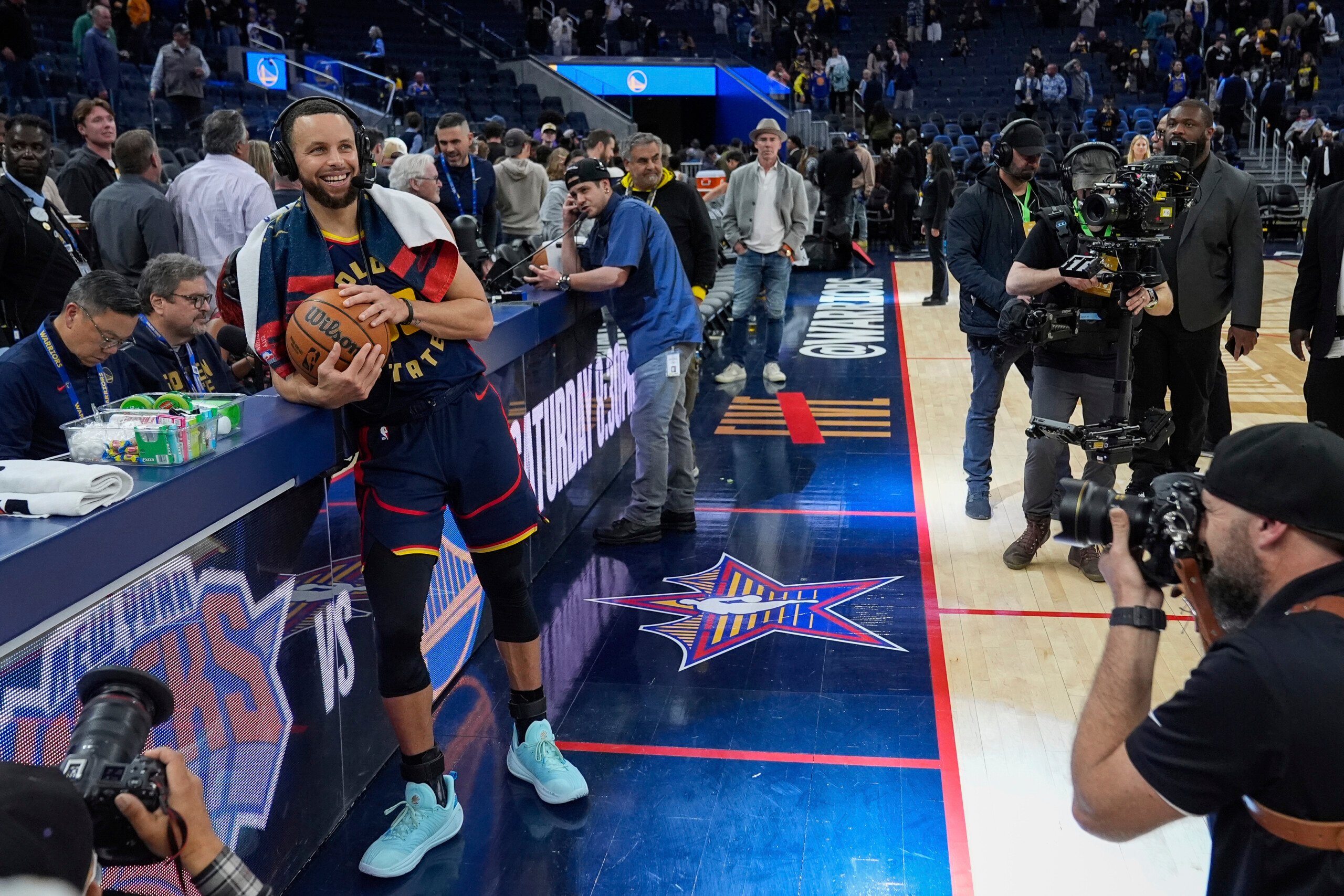 Steph Curry becomes first player in NBA history to make 4,000 3 ...