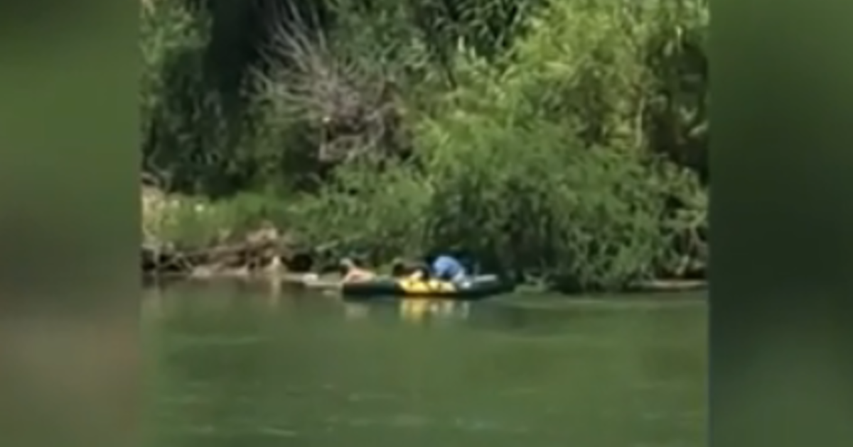 Video shows man on raft attempting to smuggle people into U.S. - WDEF