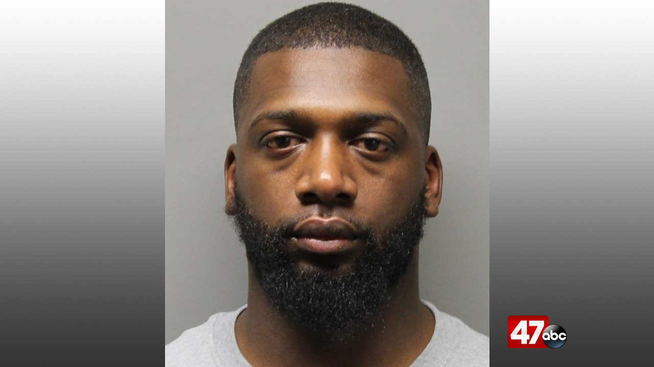 Suspect wanted after reportedly robbing liquor store clerk at gunpoint ...