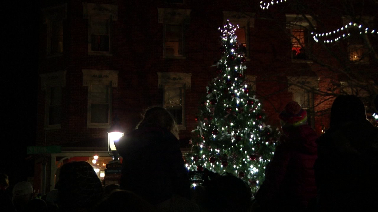 Berlin tree lighting brightens up holiday season - 47abc