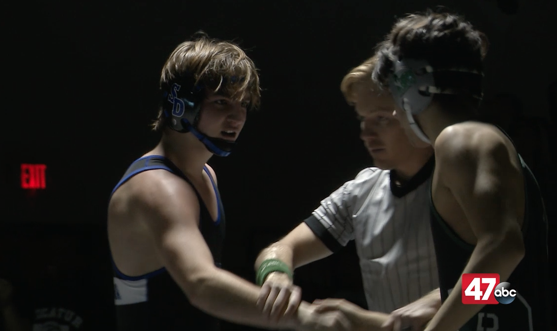 Decatur wrestling stays unbeaten, hands Parkside first loss - 47abc
