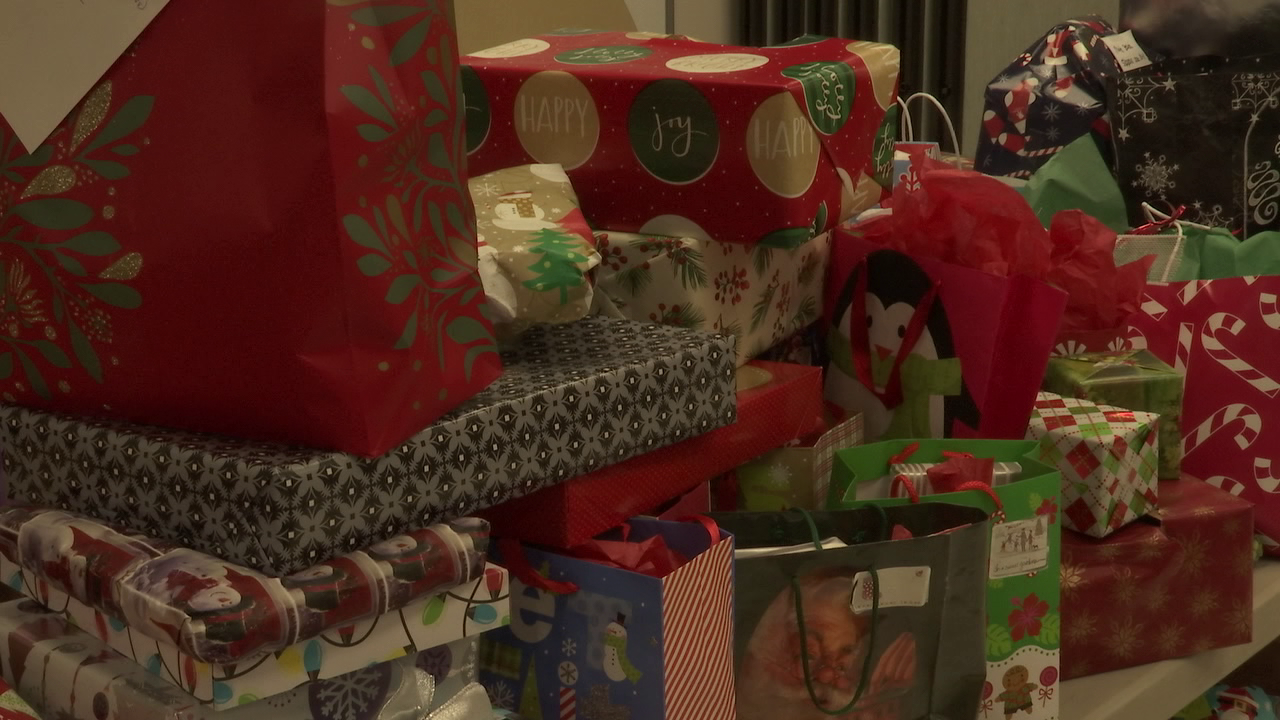 Volunteers bringing Christmas CHEER to seniors - 47abc