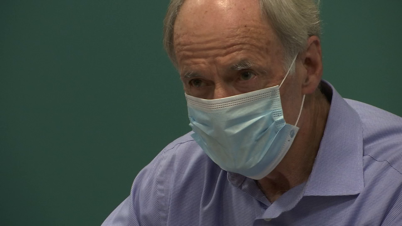 Senator Tom Carper pays a visit to Georgetown medical center - 47abc