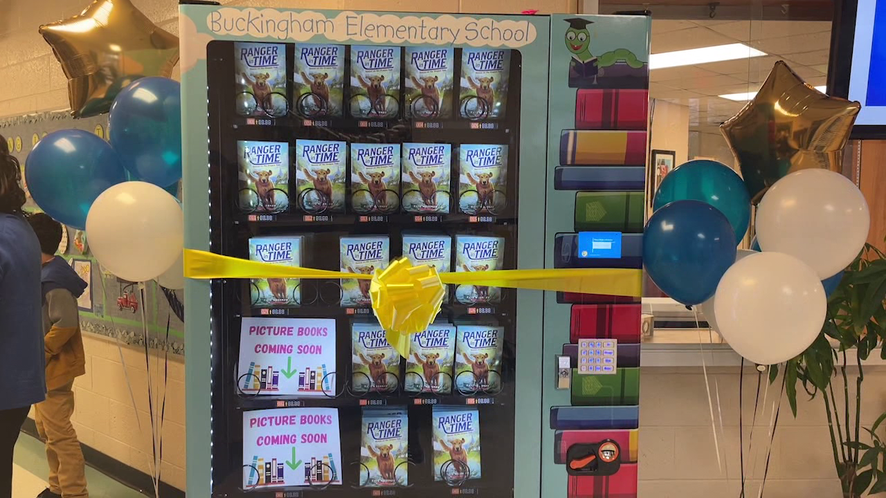 Buckingham Elementary School welcomes a new book vending machine - 47abc