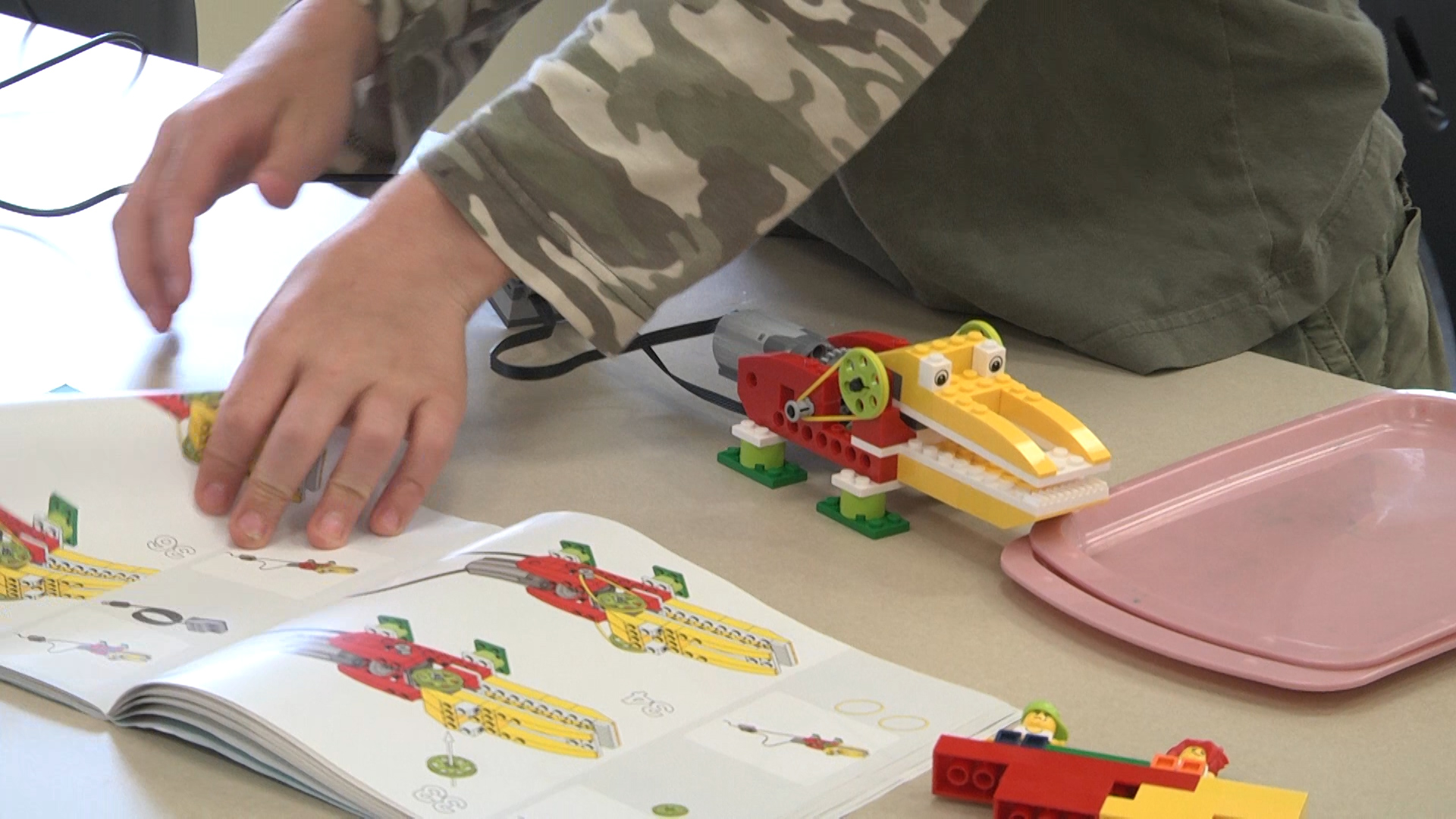Kids learn engineering by playing with Legos - WNKY News 40 Television