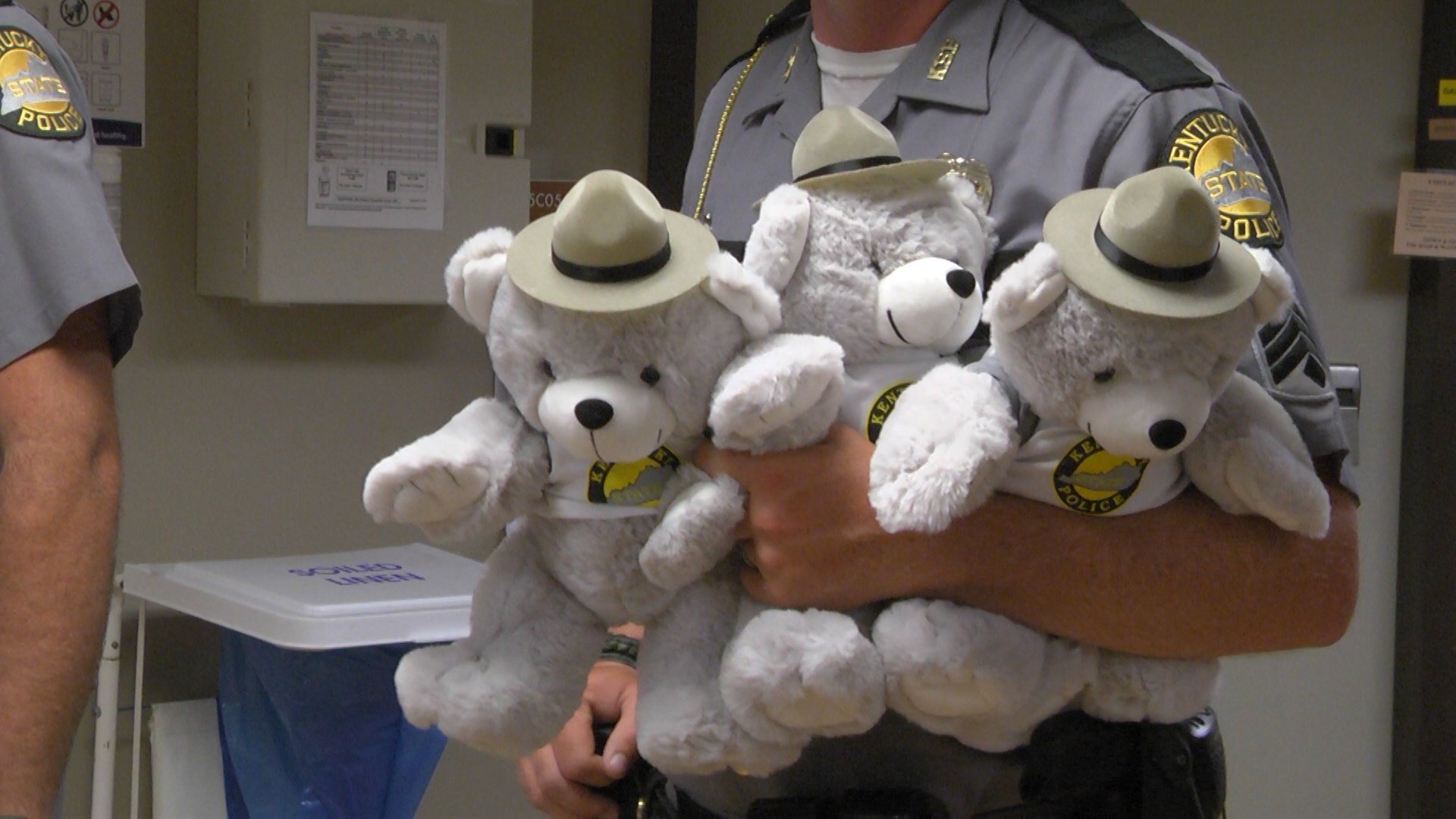 Kentucky State troopers surprise kids with teddy bears at local ...