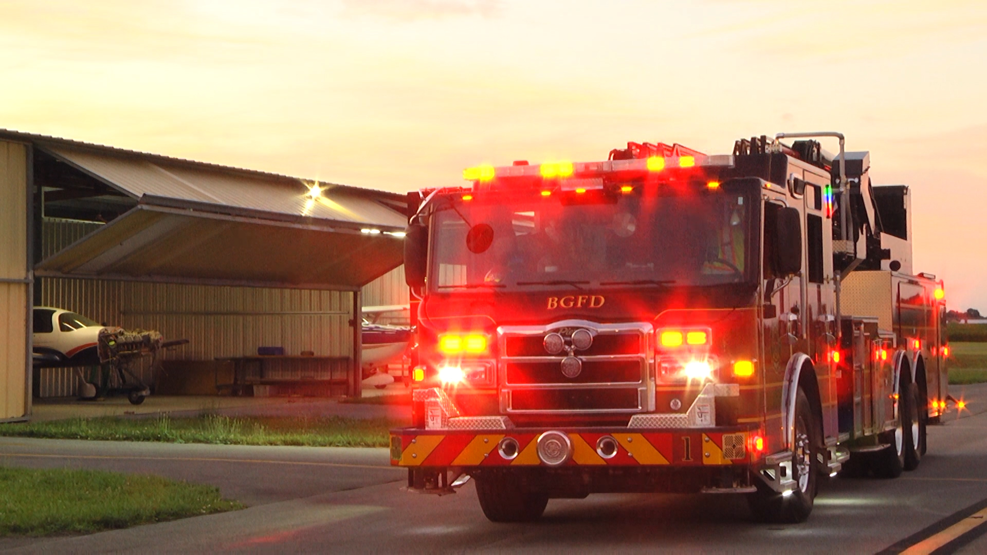 Firefighters train at the airport - WNKY News 40 Television