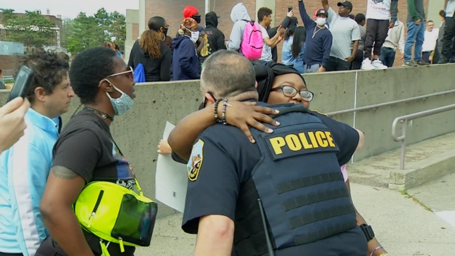 Police, protesters walk arm-in-arm - WNKY News 40 Television