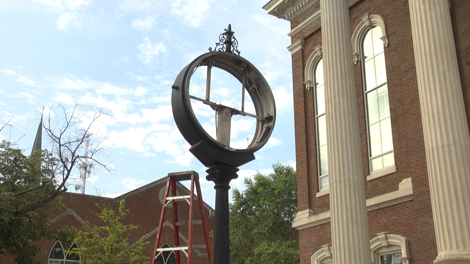 Downtown clock moves to Warren County Courthouse - WNKY News 40 Television