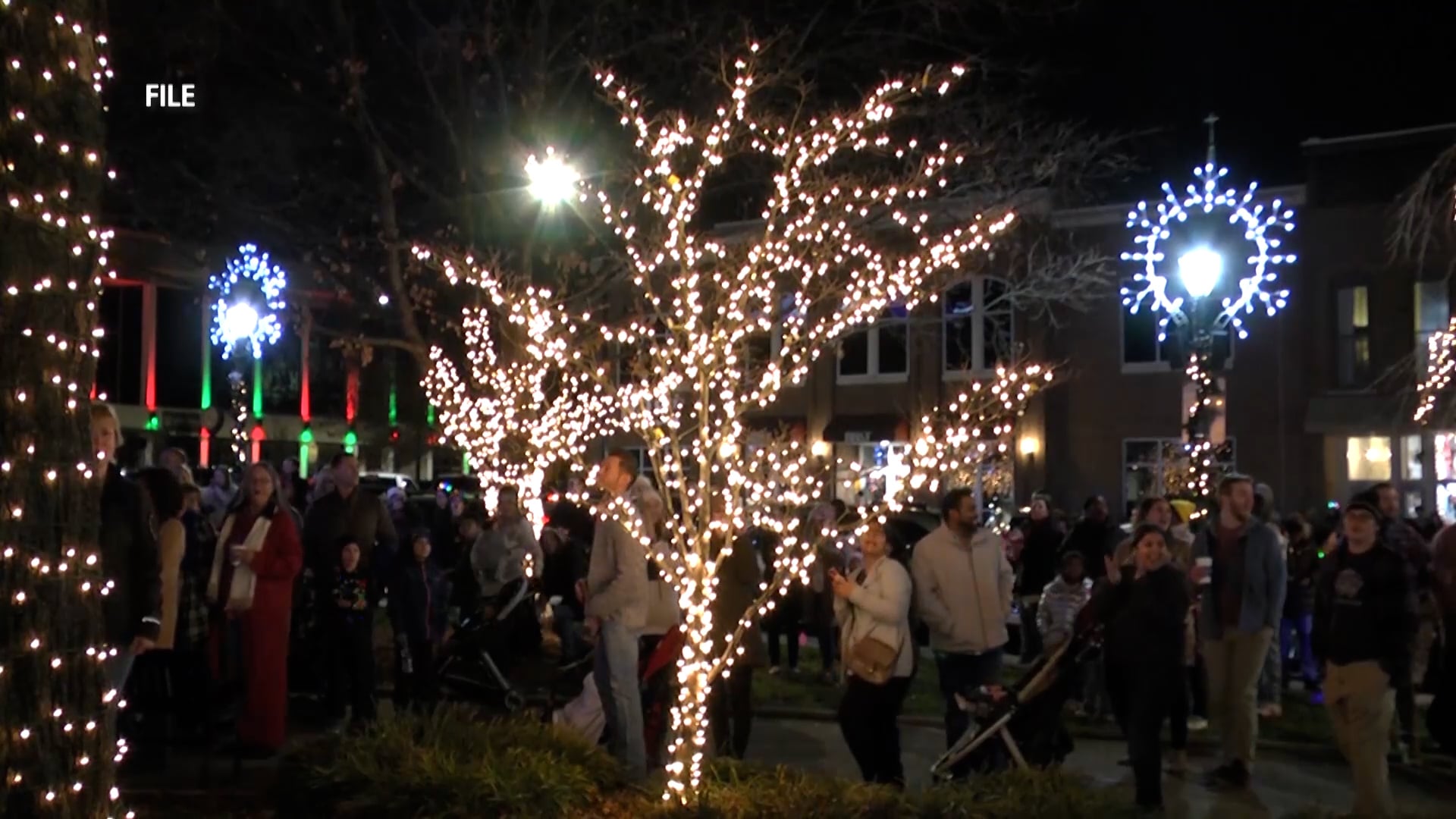 Sunrise Spotlight - Drive-by Downtown Lights Up - WNKY News 40 Television