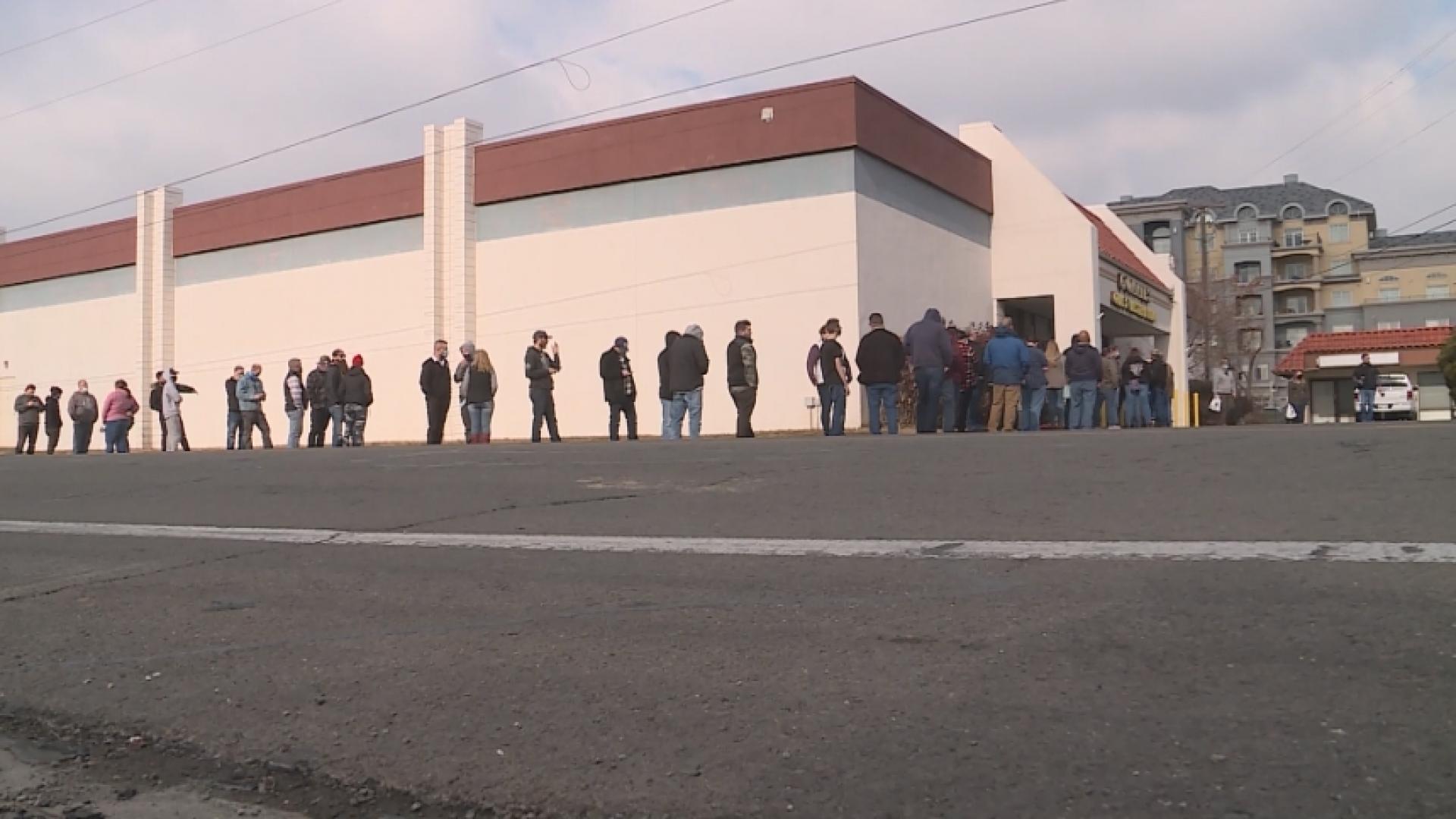 Hundreds Swarm Utah Gun Store - WNKY News 40 Television