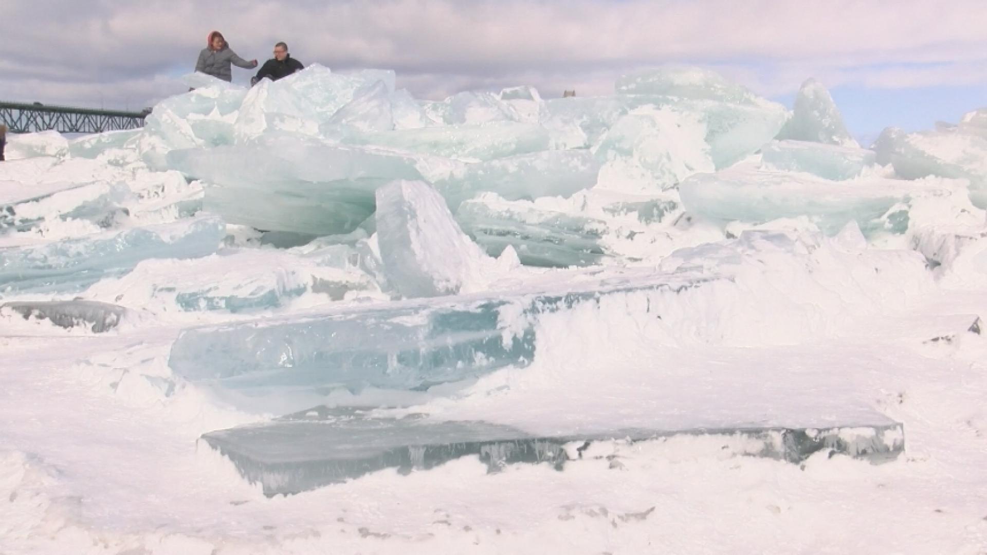 Blue Ice Draws Tourists To Lake Michigan Shore - WNKY News 40 Television