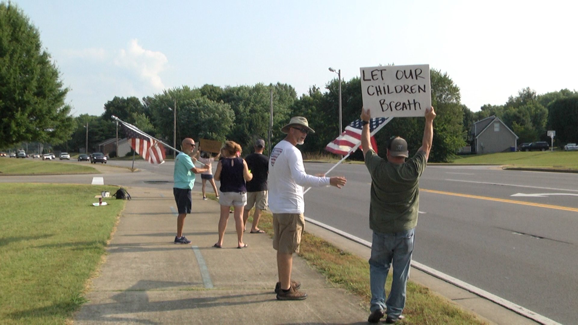 Parents protest Warren County Schools Mask mandate - WNKY News 40 ...