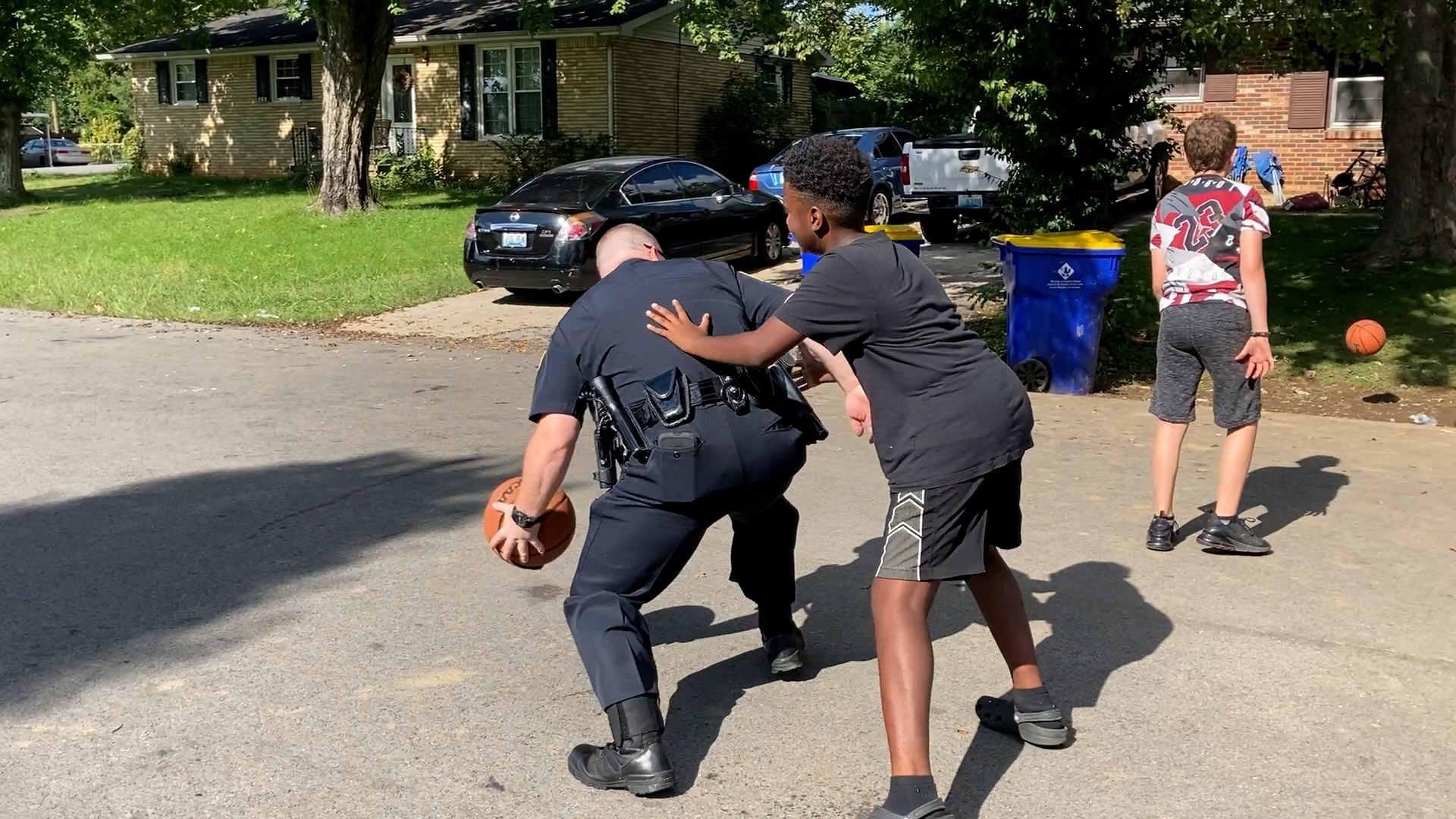 Bowling Green Police play a round of hoops with local kids - WNKY News ...
