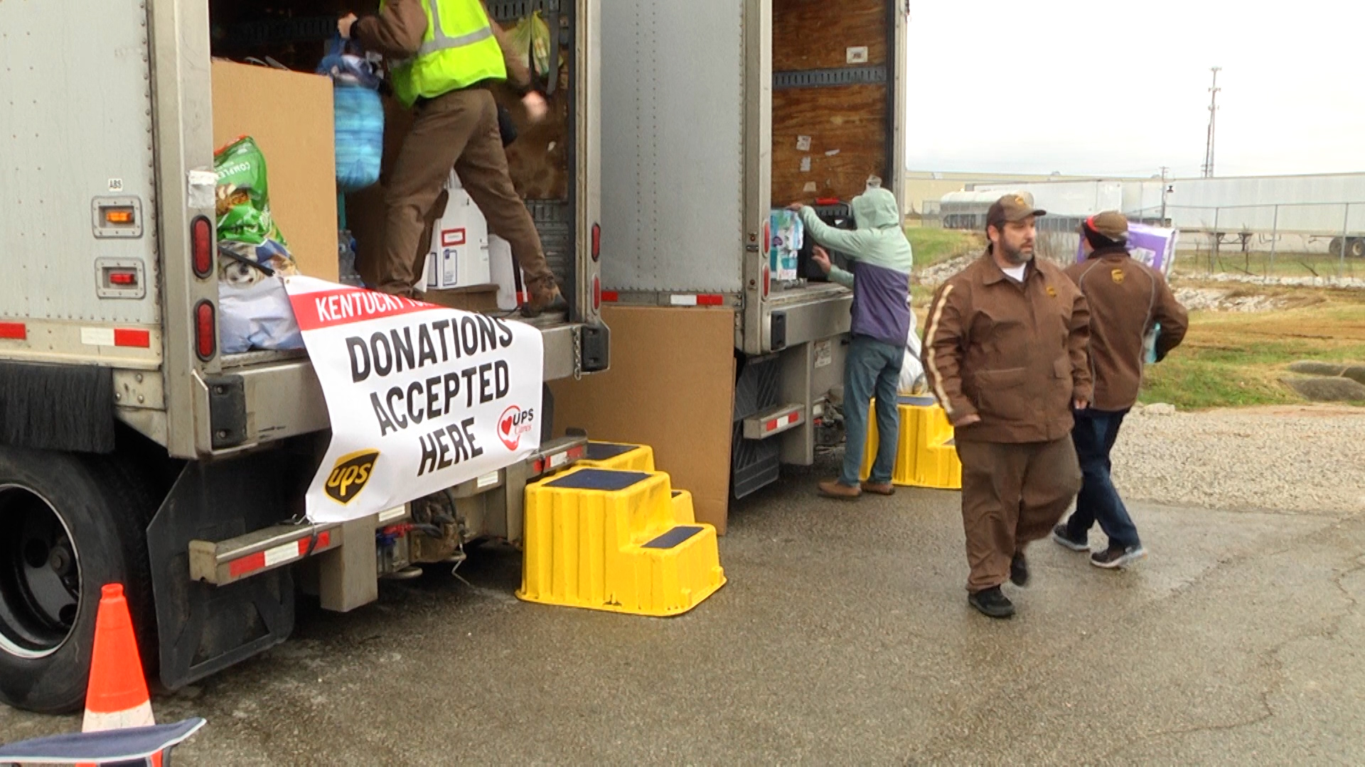 UPS drivers volunteer to host donation drive - WNKY News 40 Television