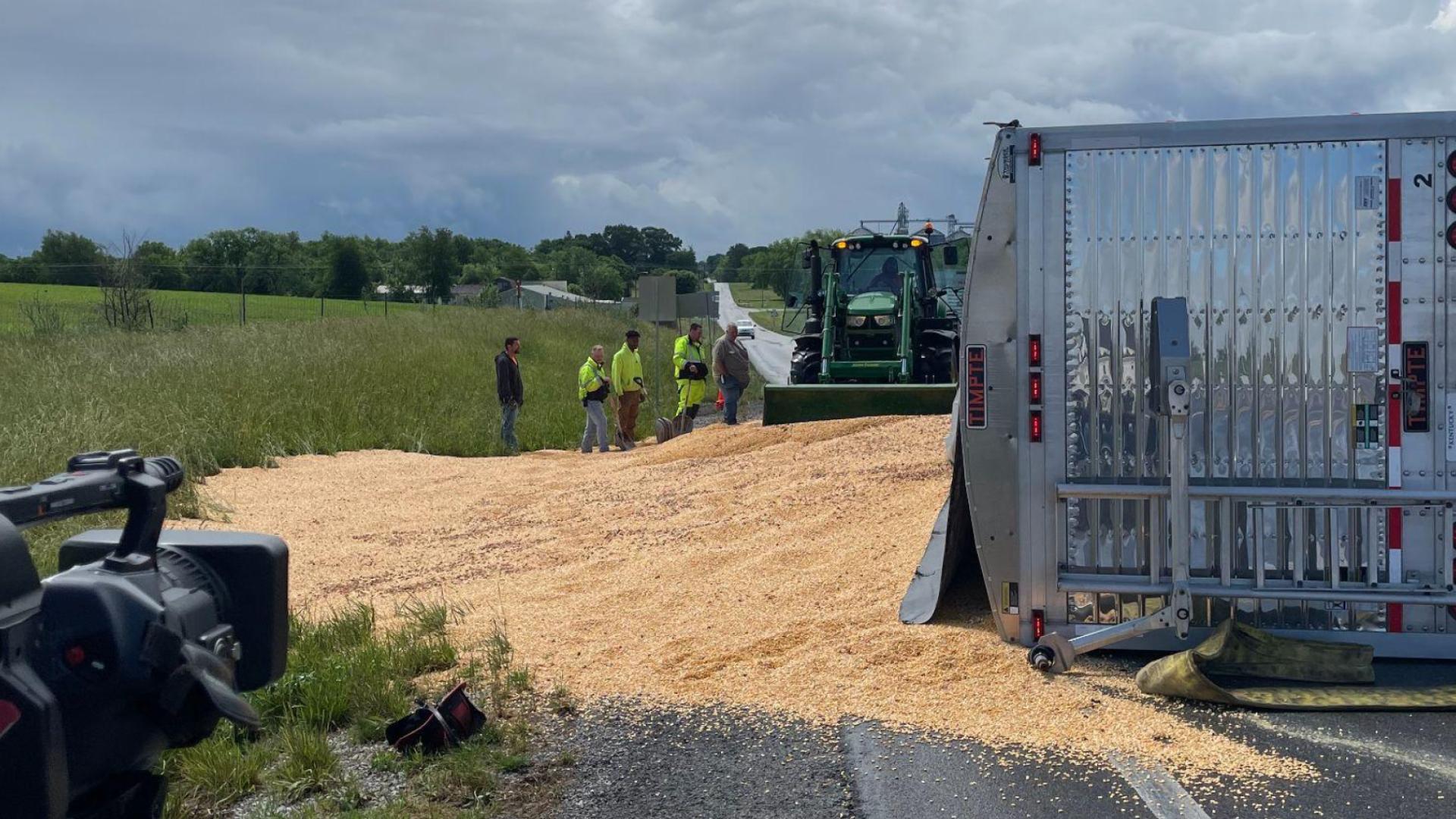 Truck overturns, spills 45,000 pounds of corn onto roadway - WNKY News ...