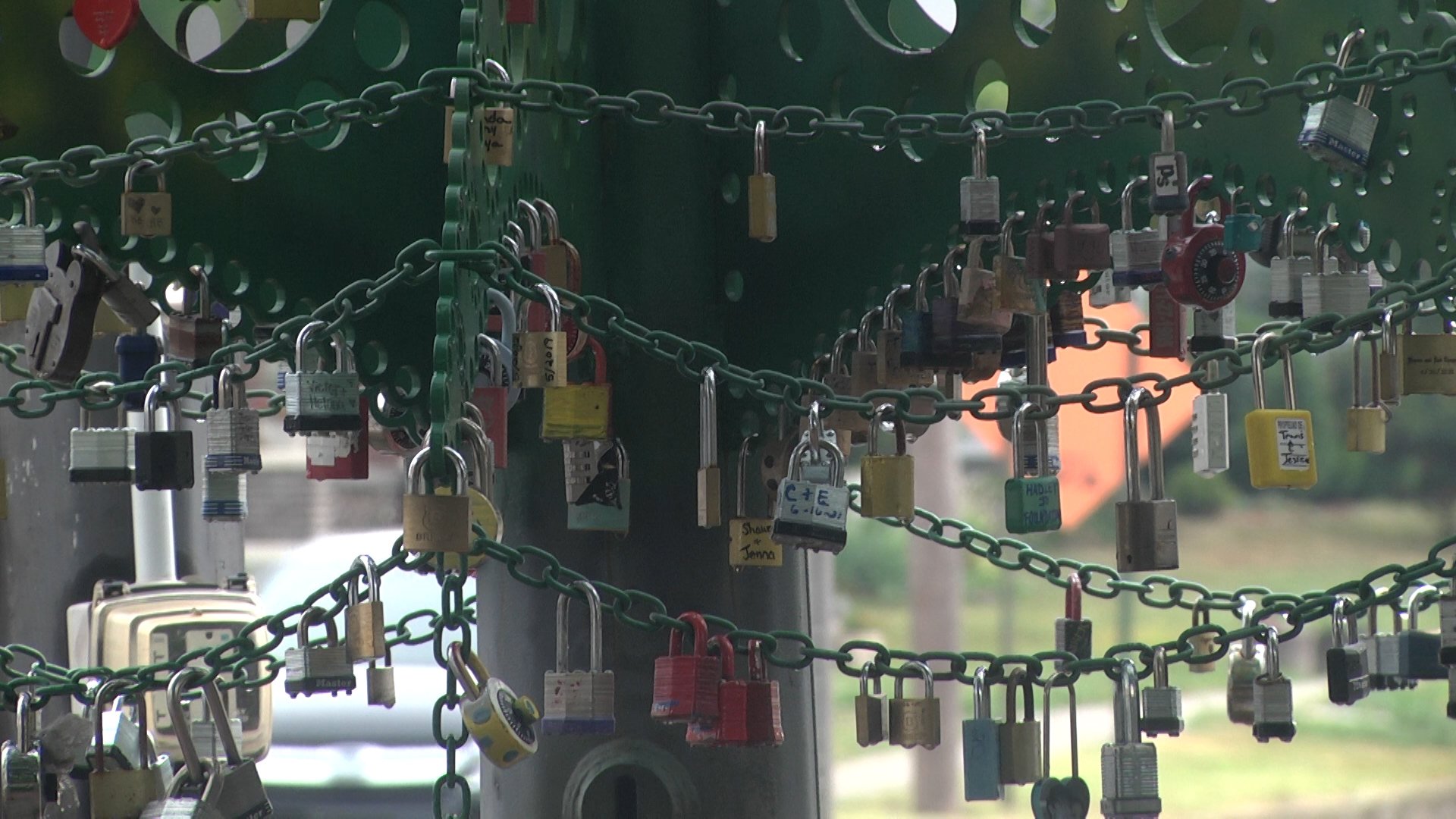 Lock tree in Franklin continues to hold memories - WNKY News 40 Television
