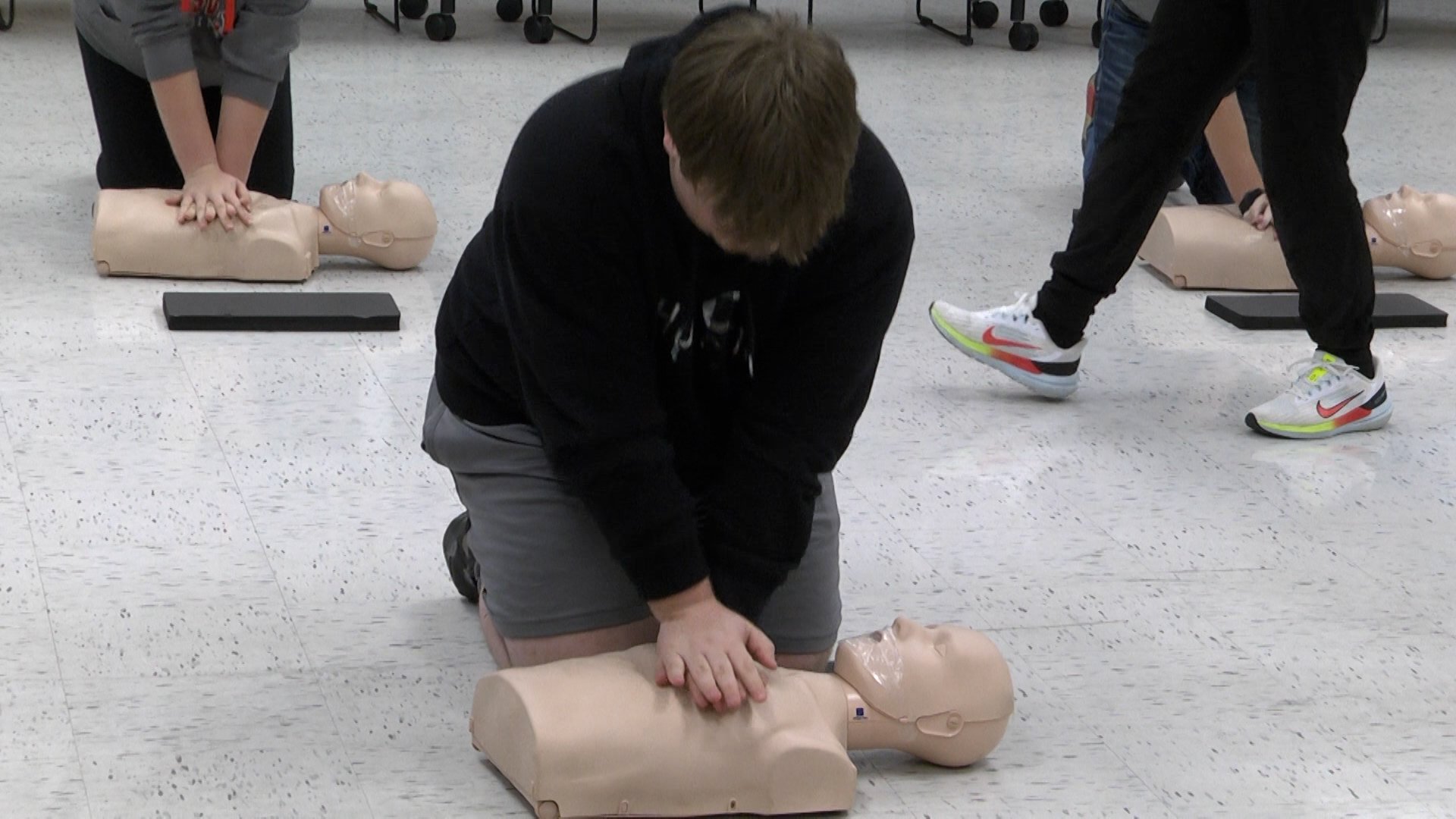 WEHS students, community learns CPR after Hamlin's accident - WNKY News ...