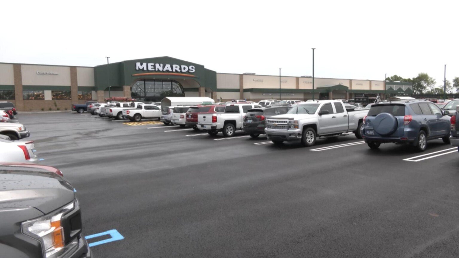 Menards in Bowling Green hosts food drive for local pantry - WNKY News ...