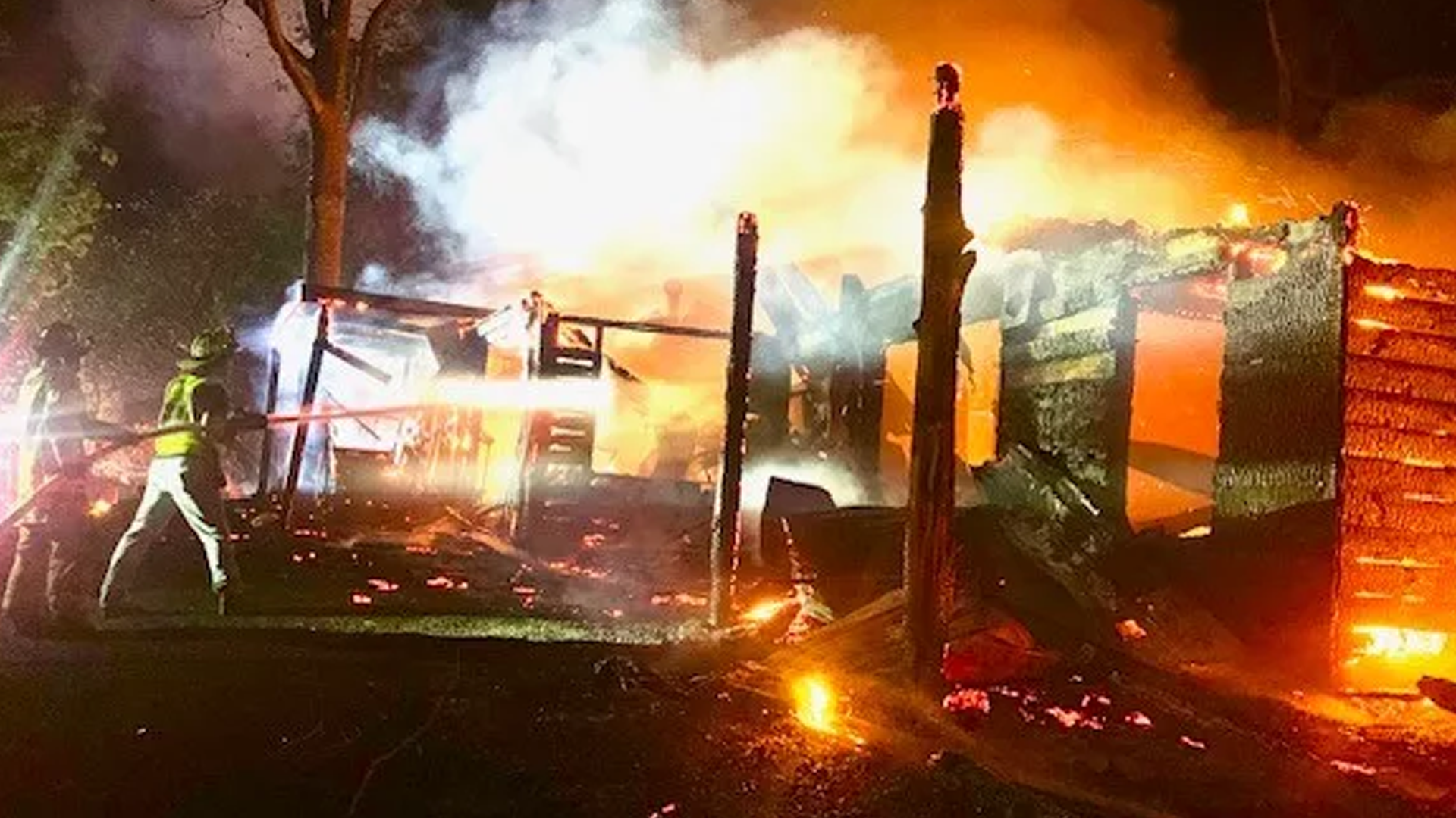 Large scale fire destroys Caneyville home - WNKY News 40 Television