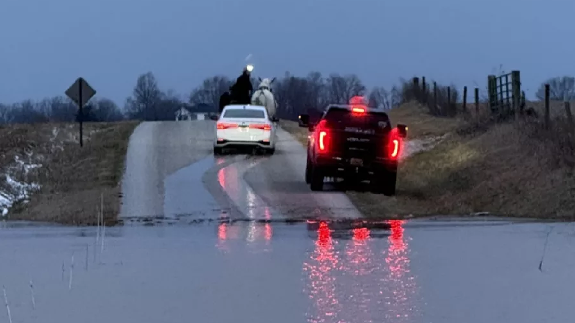 Amish horse and buggy pulls stalled vehicle out of flood waters - WNKY ...